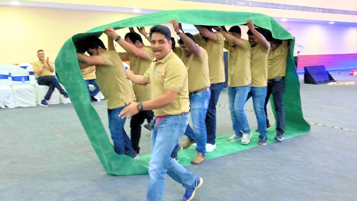 Caterpillar Race - Team Building Ace